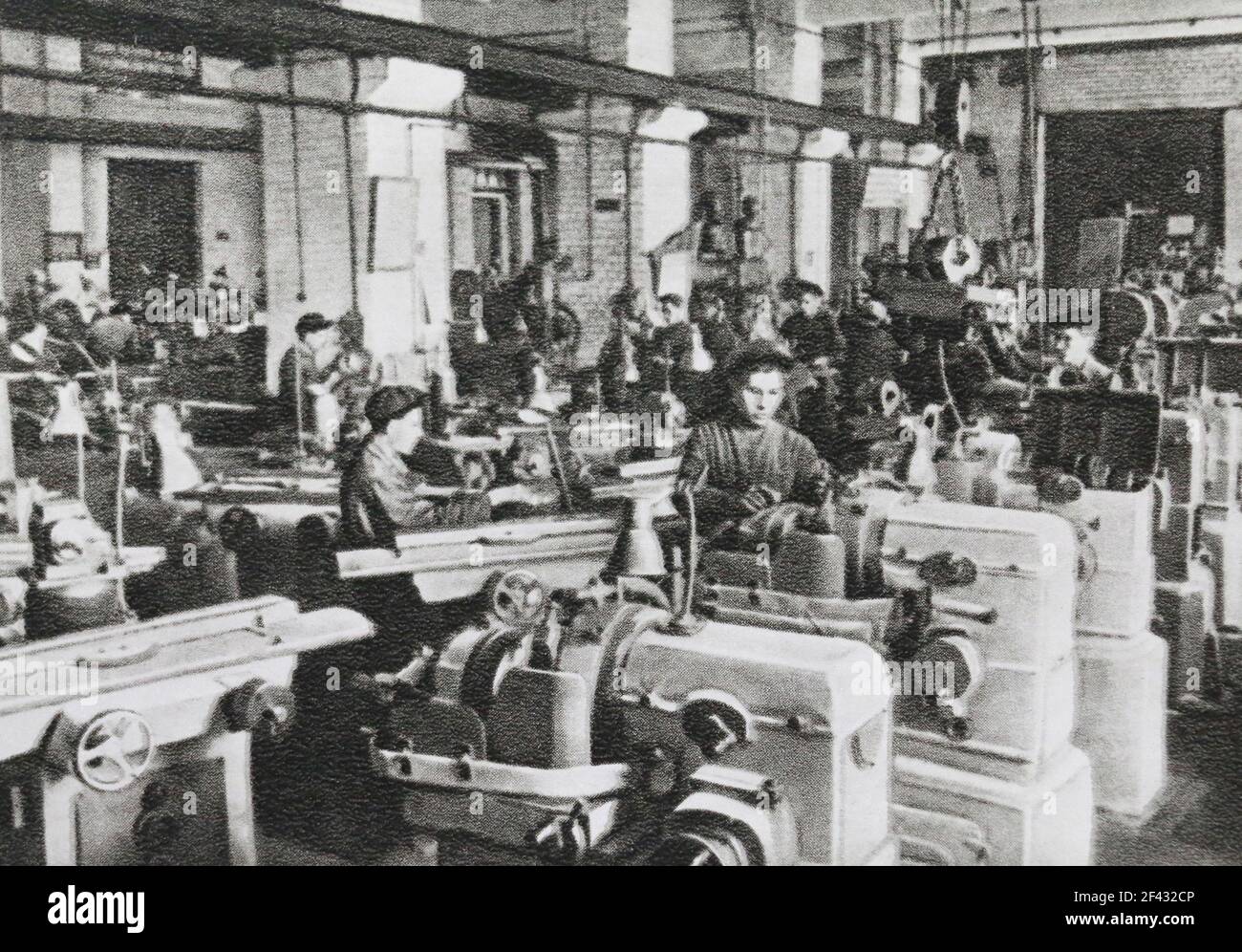 Dans l'atelier préfabriqué d'une usine de meuleuses en URSS dans les ...