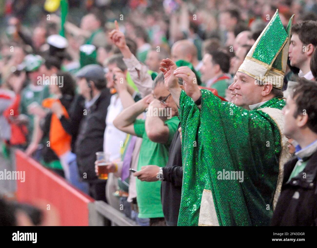 RUGBY SIX NATIONS. PAYS DE GALLES V IRLANDE AU MILLENNIUM STADIUM ...
