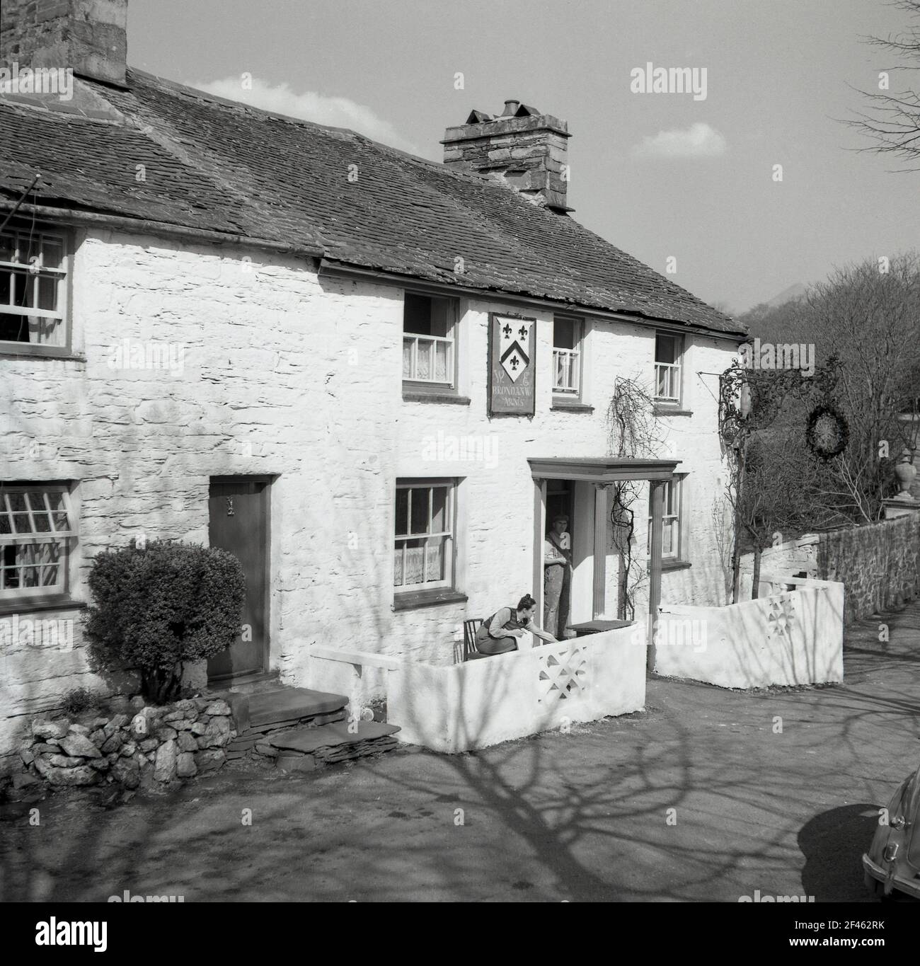 1950s, vue historique de cette époque, d'un petit pub de campagne, les ...