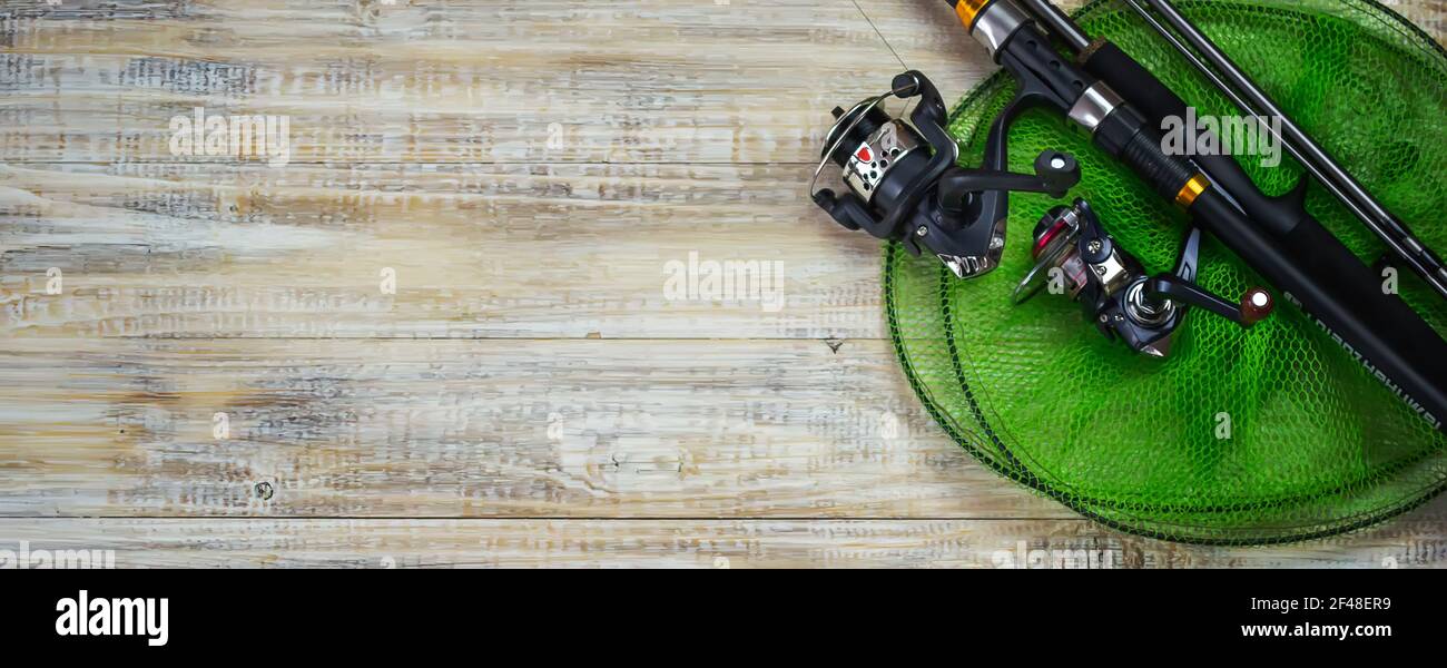 Matériel de pêche, nombreux appâts colorés avec une canne à pêche sur ...