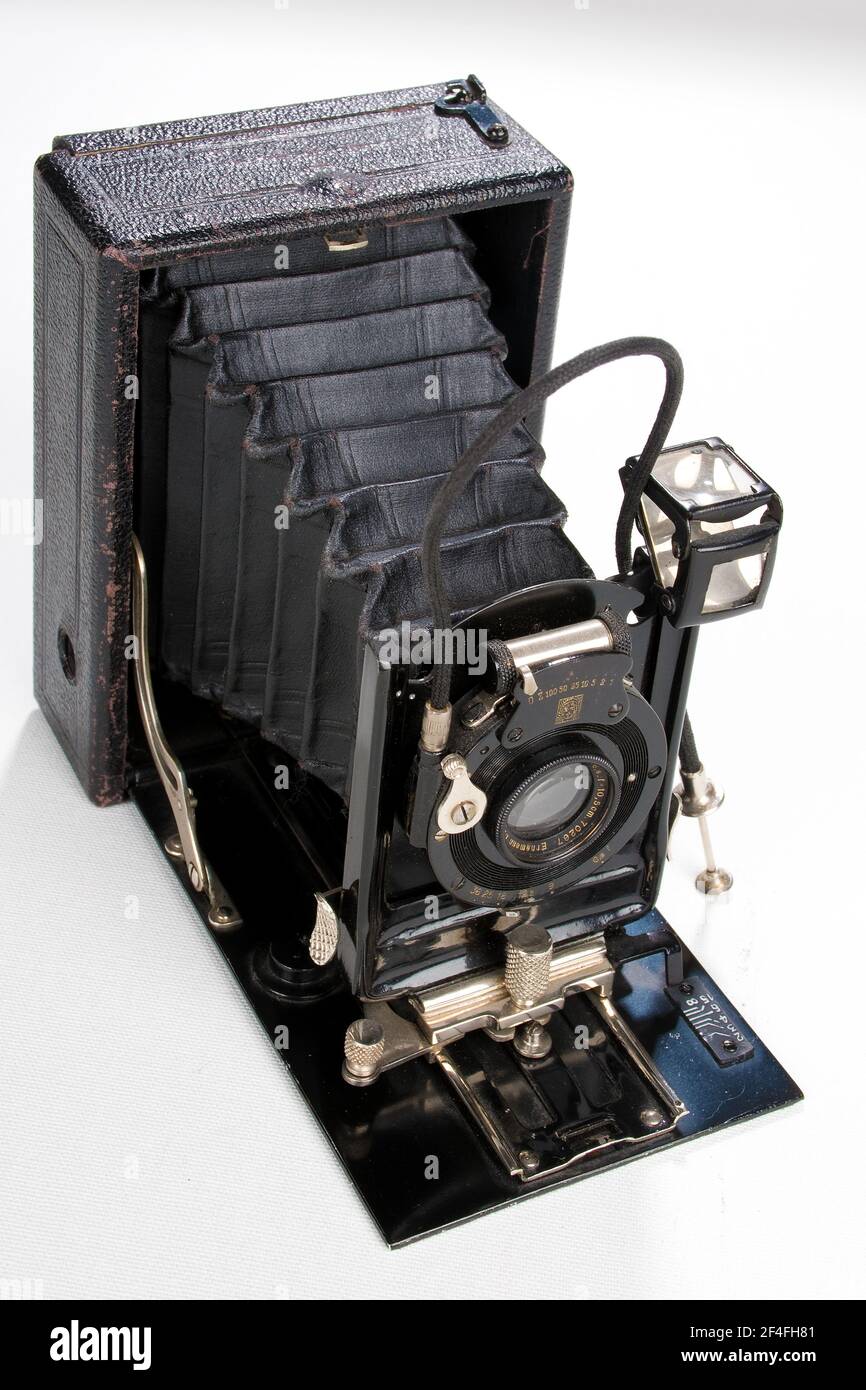 Ancient folding film camera Banque de photographies et d’images à haute ...