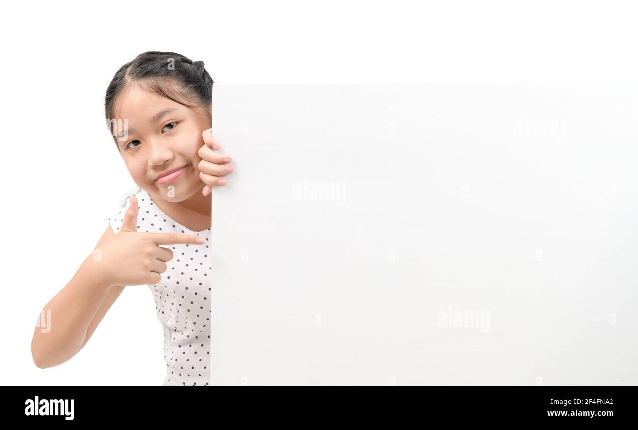 mignon petite fille pointant vierge panneau d'affichage isolé sur fond blanc, bannière et la ...