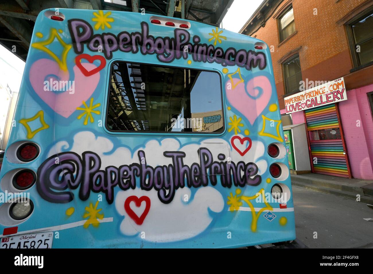 La fourgonnette de campagne Paperboy Prince à l'extérieur de la galerie ...