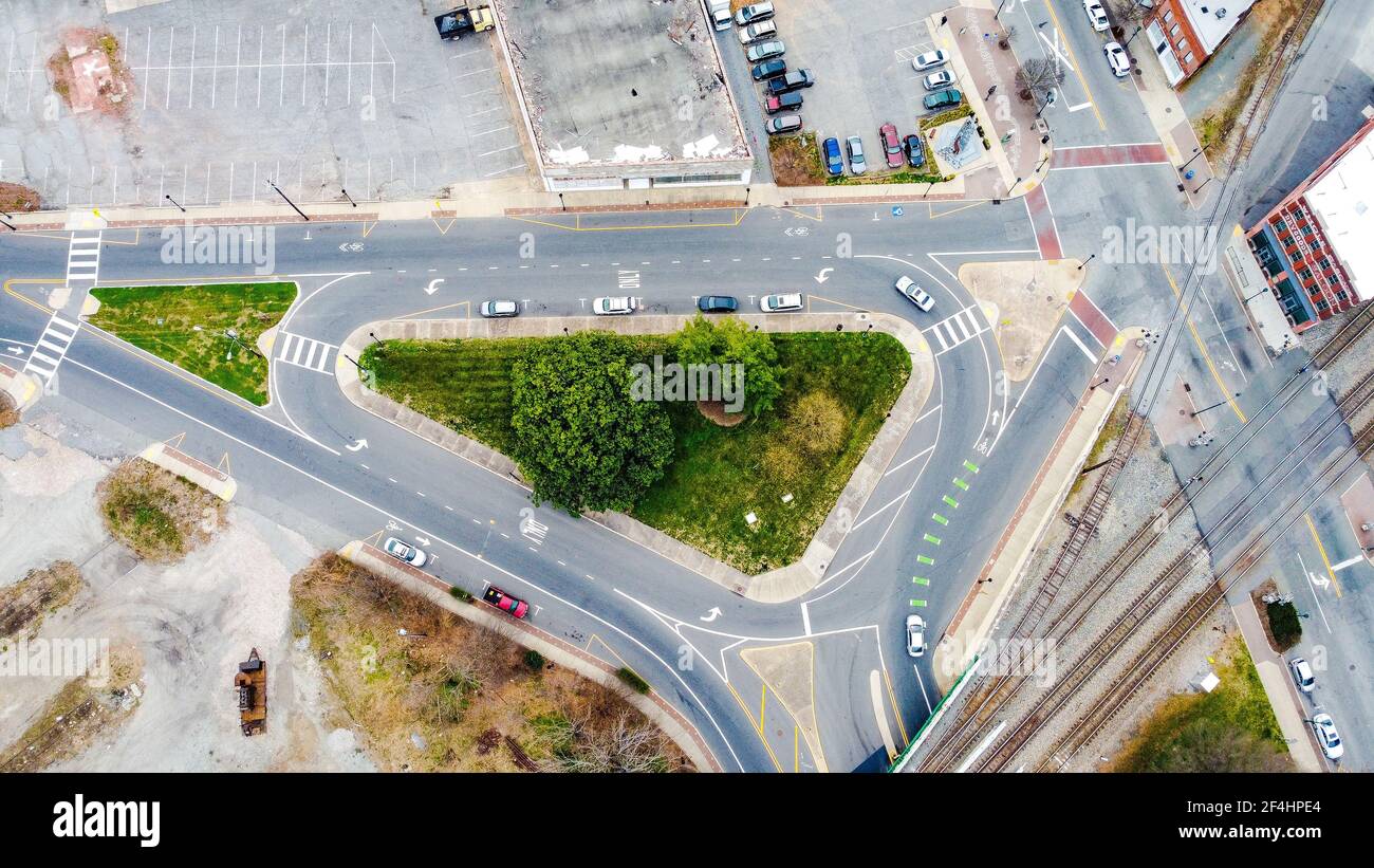 Une prise de vue aérienne d'un triangle de circulation vert dans le au ...