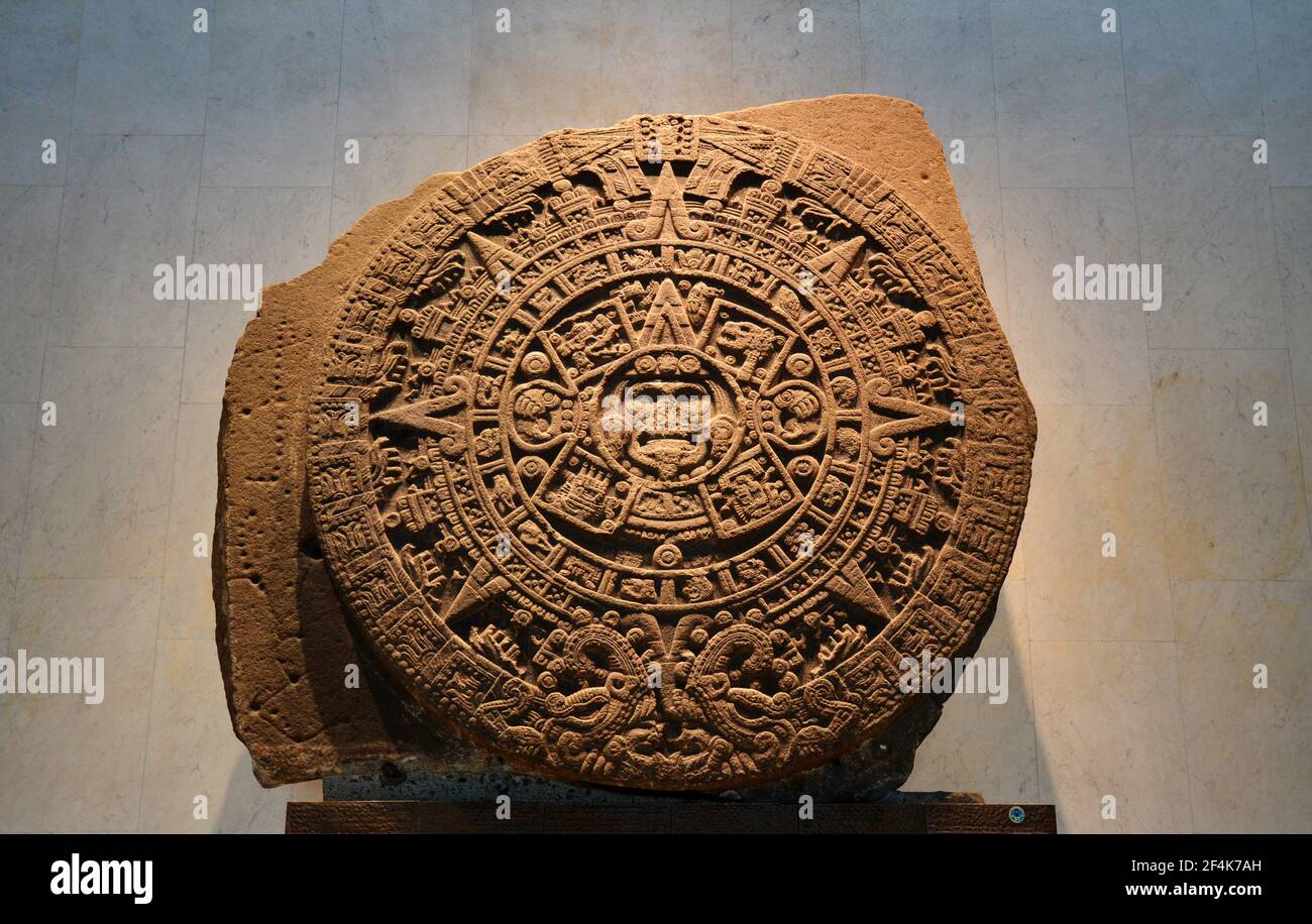Une ancienne pierre de calendrier aztèque dans le Musée d'anthropologie ...