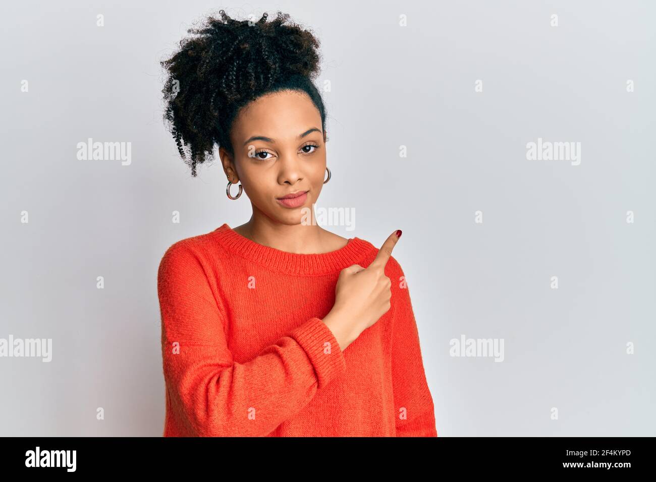 Jeune fille afro-américaine portant des vêtements décontractés pointant ...