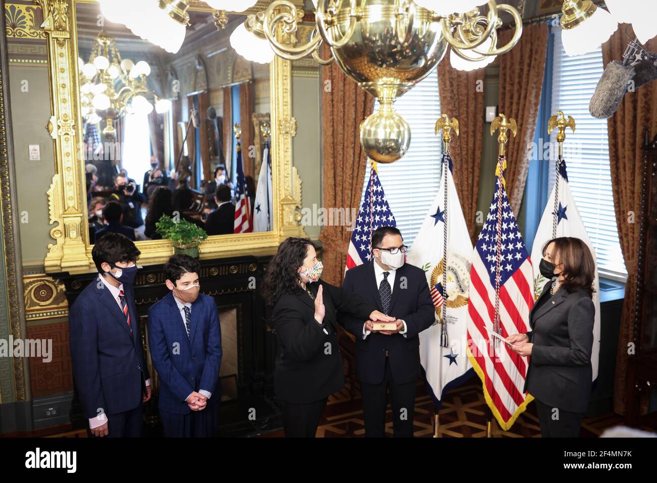 Le vice-président Kamala Harris, à droite dans Isabella Guzman, au ...