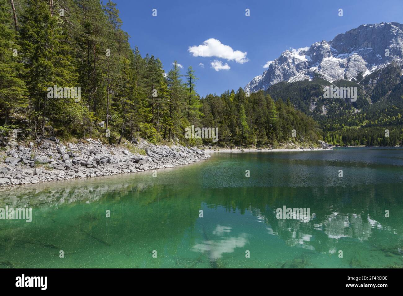 Lac eibsee en face du massif de la zugspitze avec zugspitze Banque de photographies et d’images ...