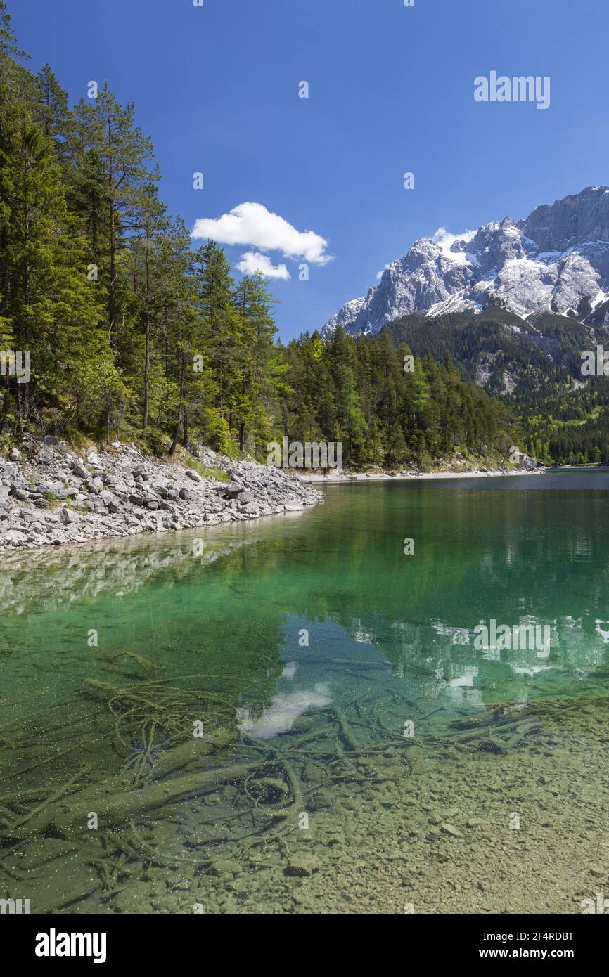 Lac eibsee devant le massif de la zugspitze Banque de photographies et d’images à haute ...