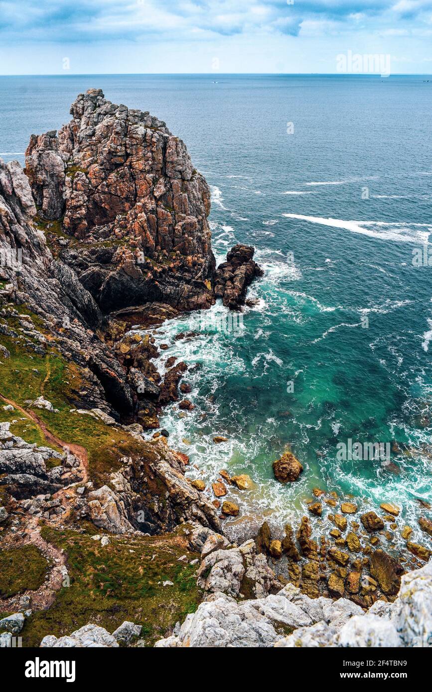 La belle côte rocheuse de France, les baies entre les rochers, la ...