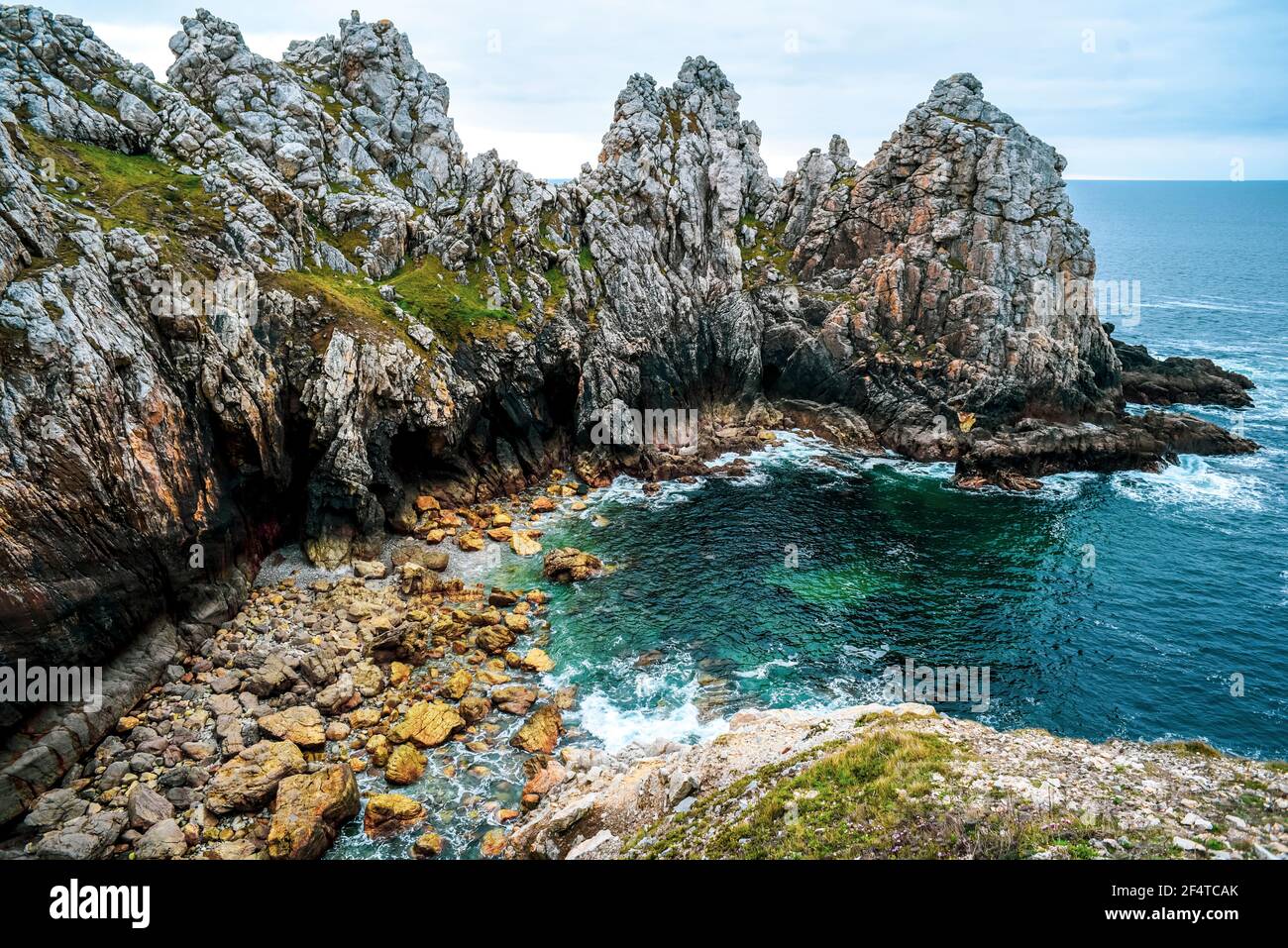 La belle côte rocheuse de France, les baies entre les rochers, la ...