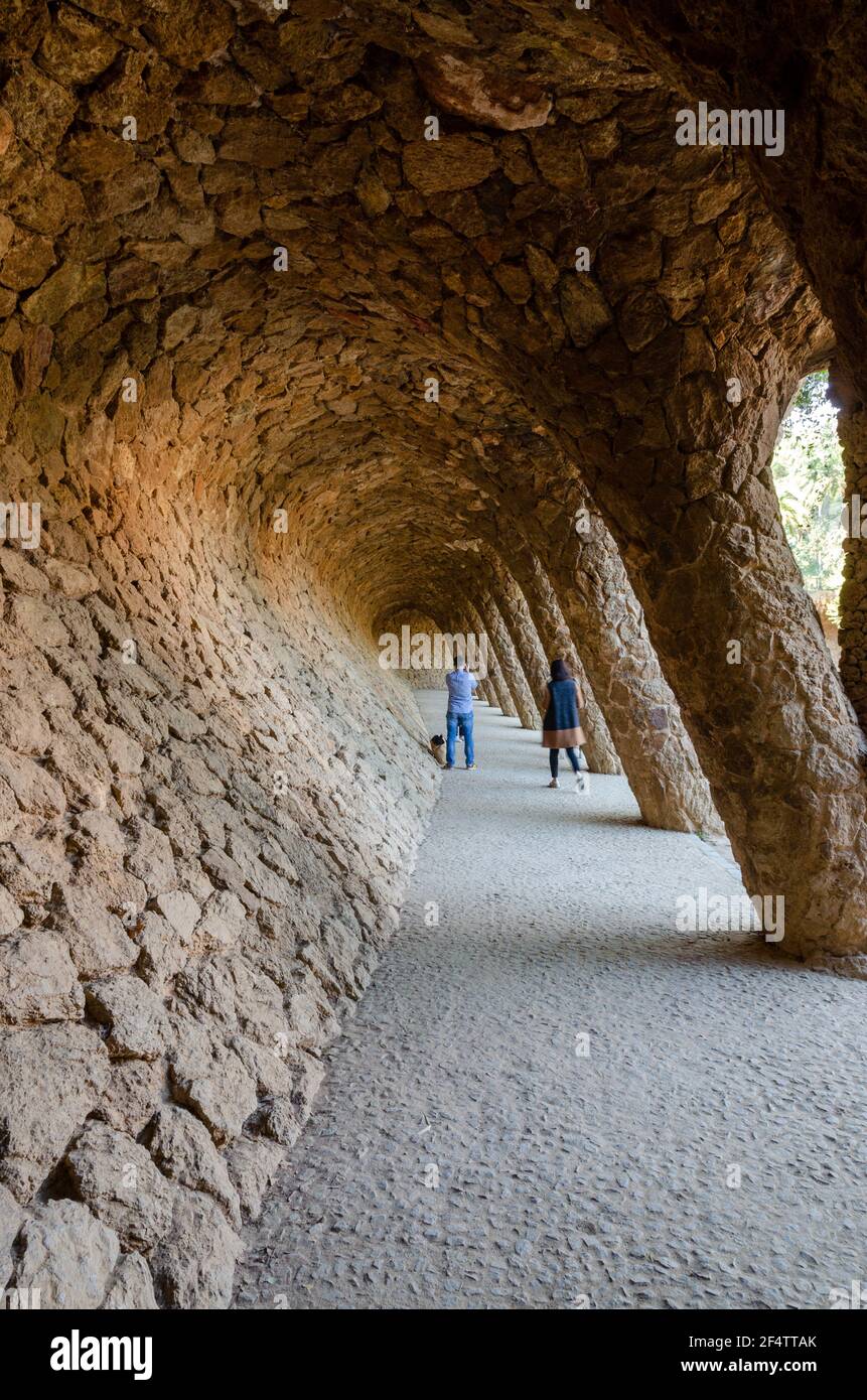 Arcade des colonnes de pierre conçue par Antoni Gaudi. Parc Guell à ...