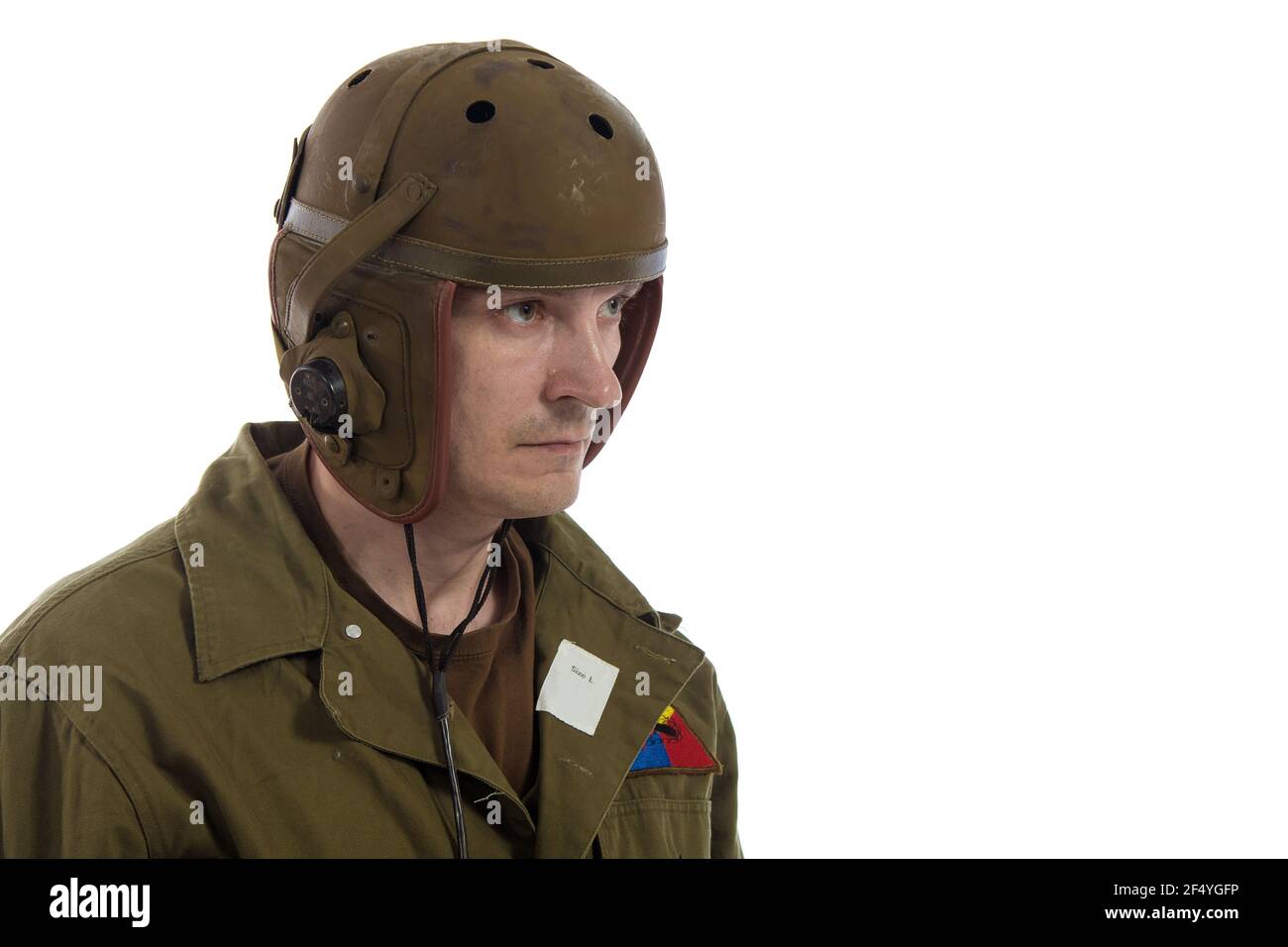 L'homme acteur habille ou enlève l'uniforme militaire d'un Tankman ...