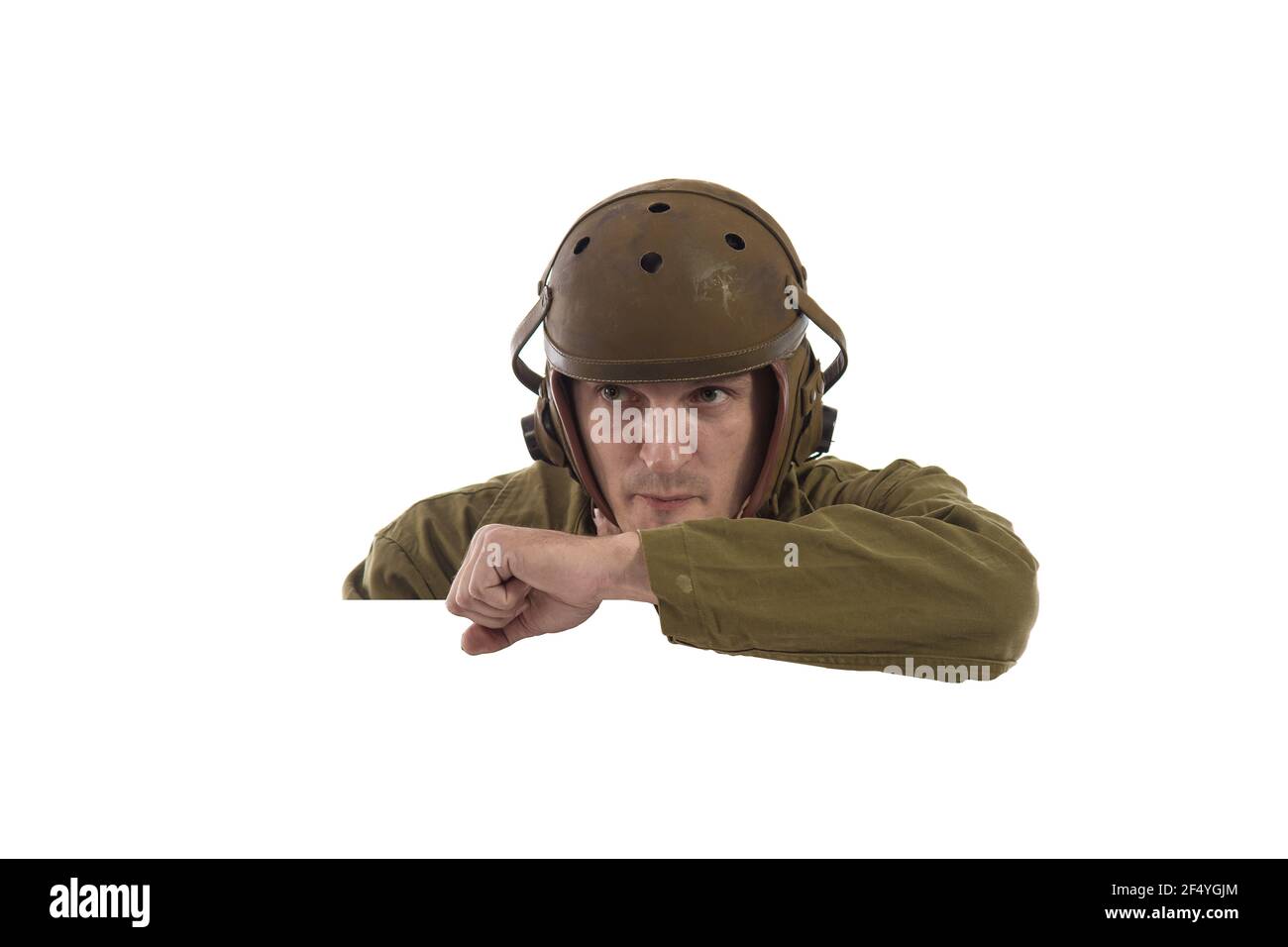 L'homme acteur habille ou enlève l'uniforme militaire d'un Tankman ...