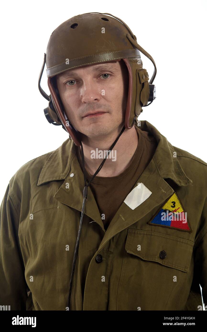 L'homme acteur habille ou enlève l'uniforme militaire d'un Tankman ...