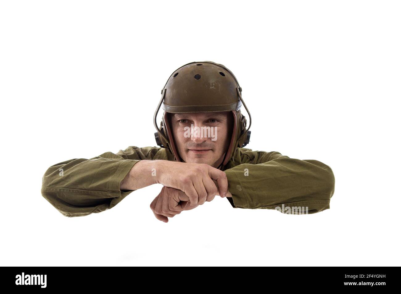 L'homme acteur habille ou enlève l'uniforme militaire d'un Tankman ...