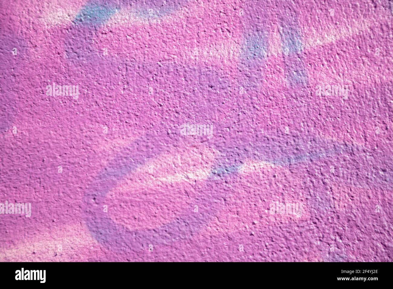 Mur vide plâtré et peint texture d'arrière-plan. La couleur pourpre ...