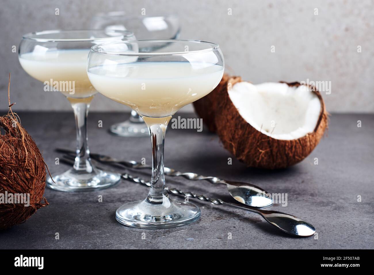 Liqueur de noix de coco Banque de photographies et d’images à haute ...