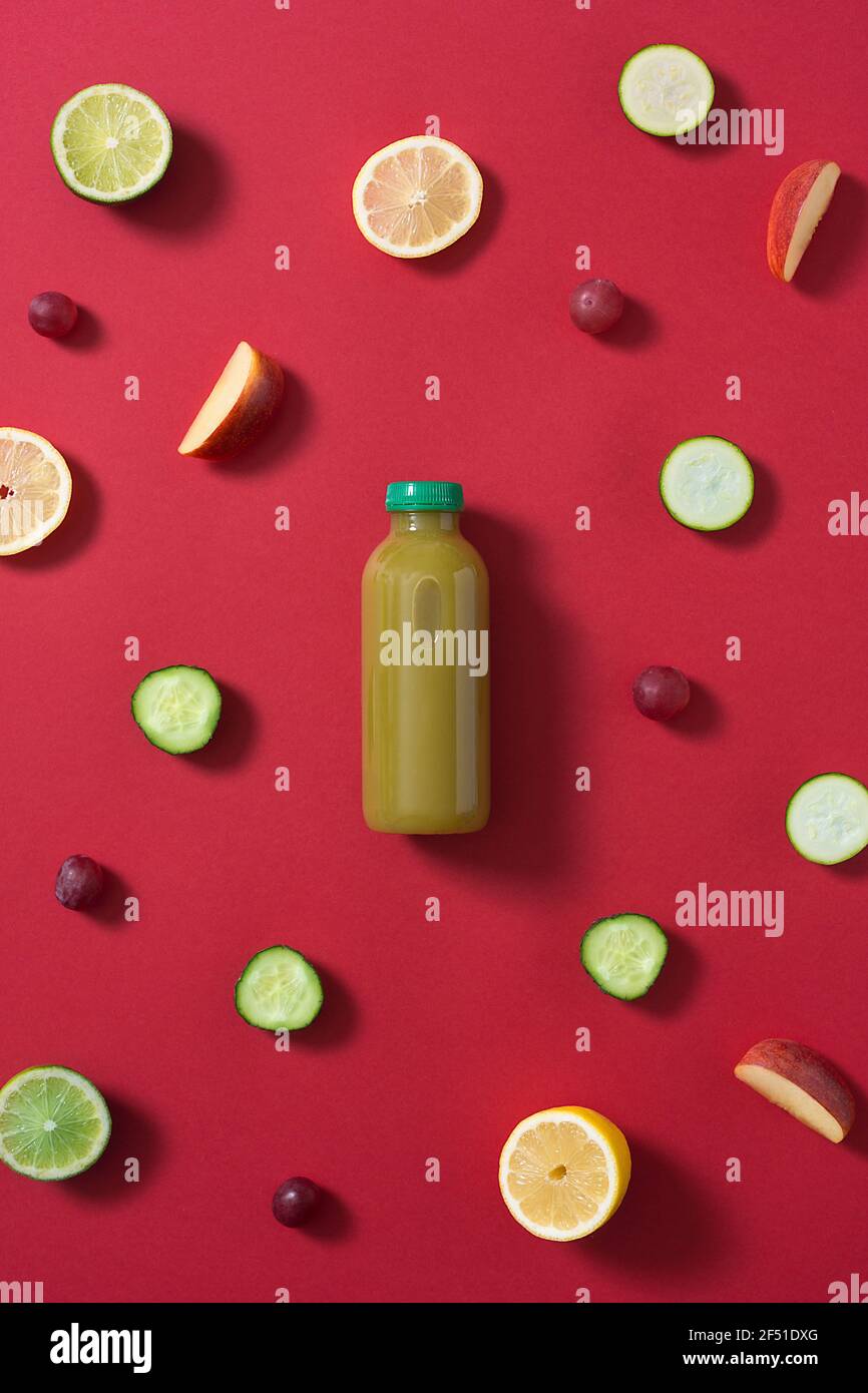 bouteille de jus de fruits verts et de légumes au centre de l'image ...