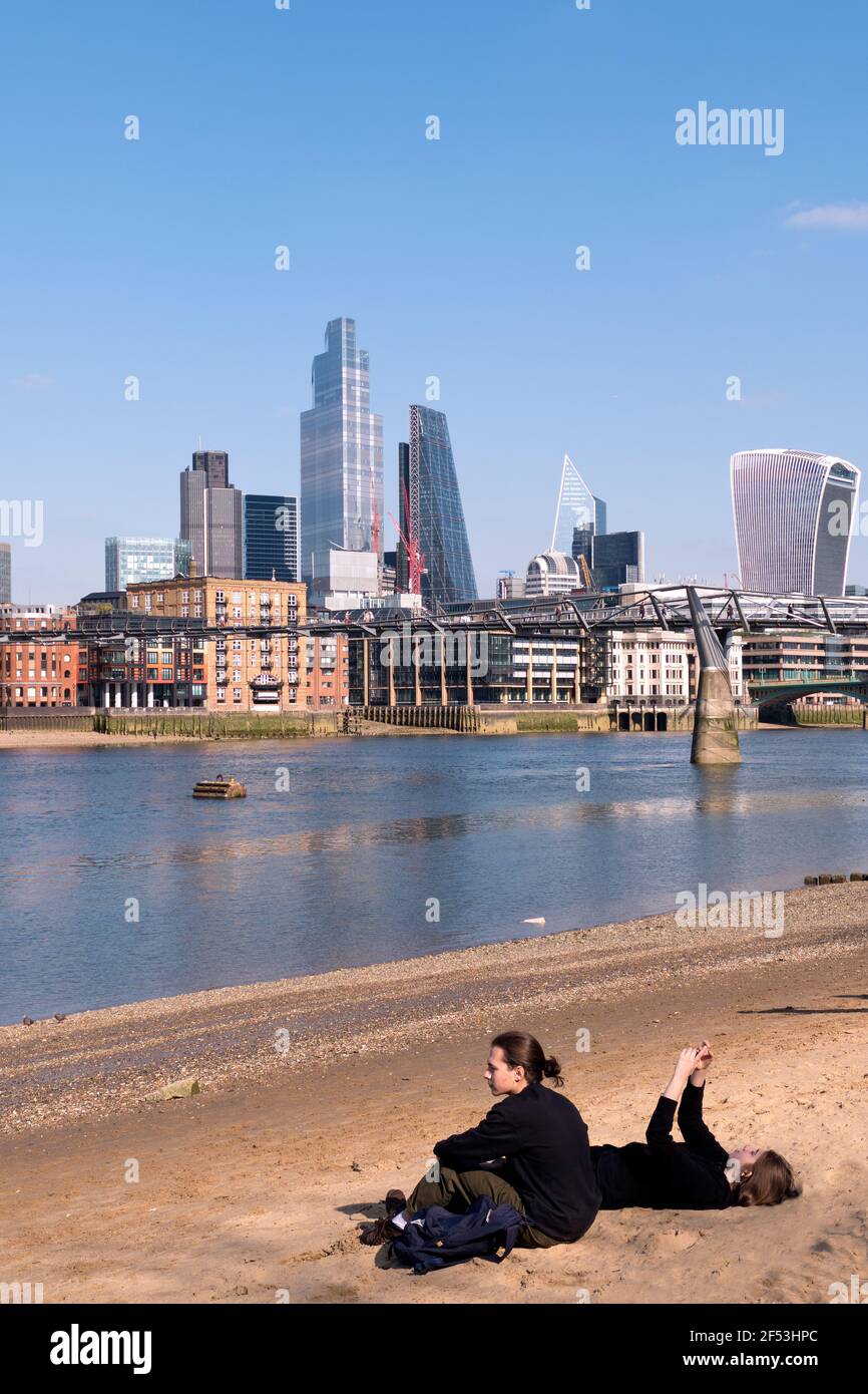 Jeune couple se faire bronzer sur la plage Banque de photographies et d ...