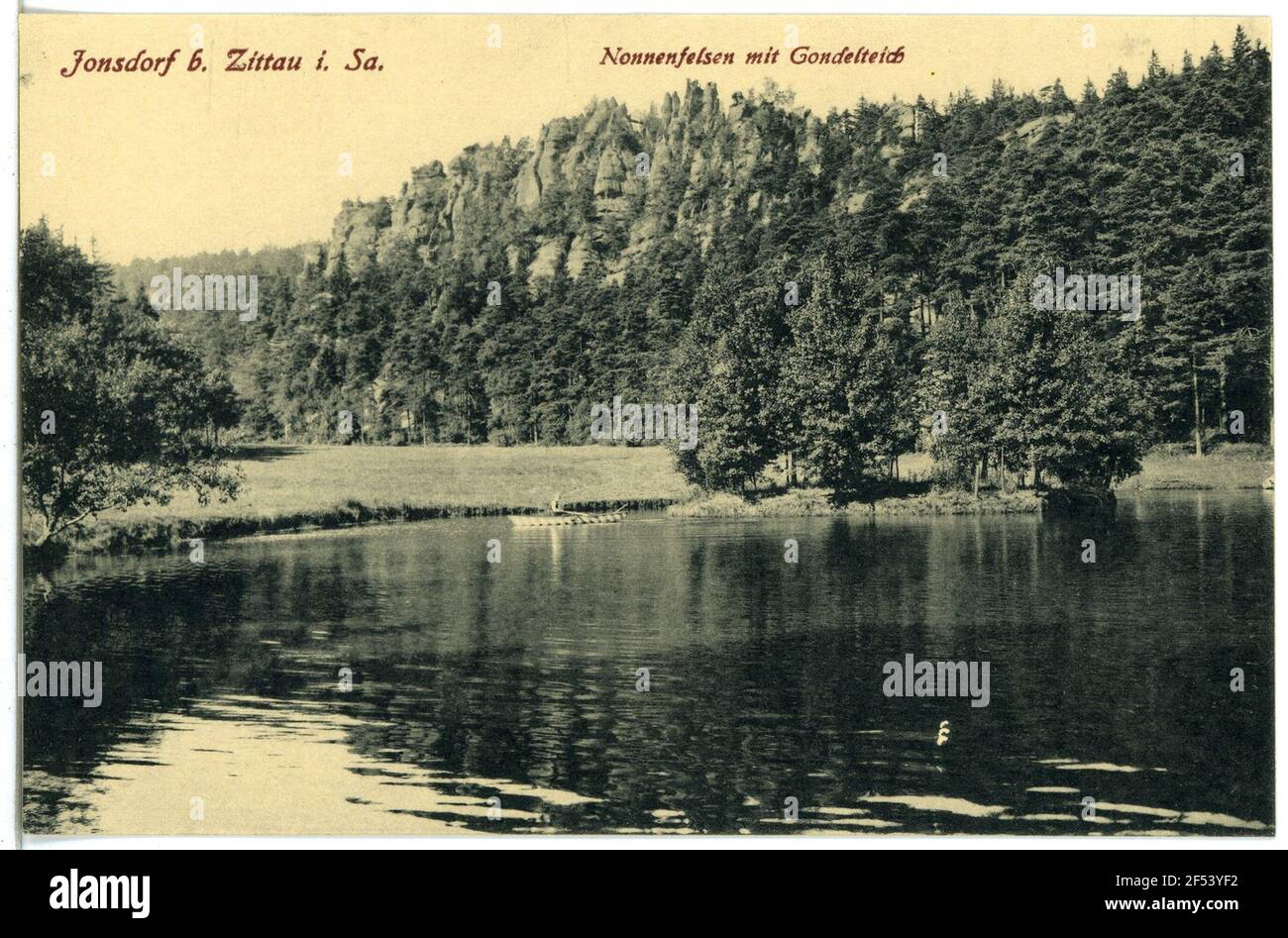 Nun rock avec bassin de gondole Jonsdorf. Nun rock avec étang de ...
