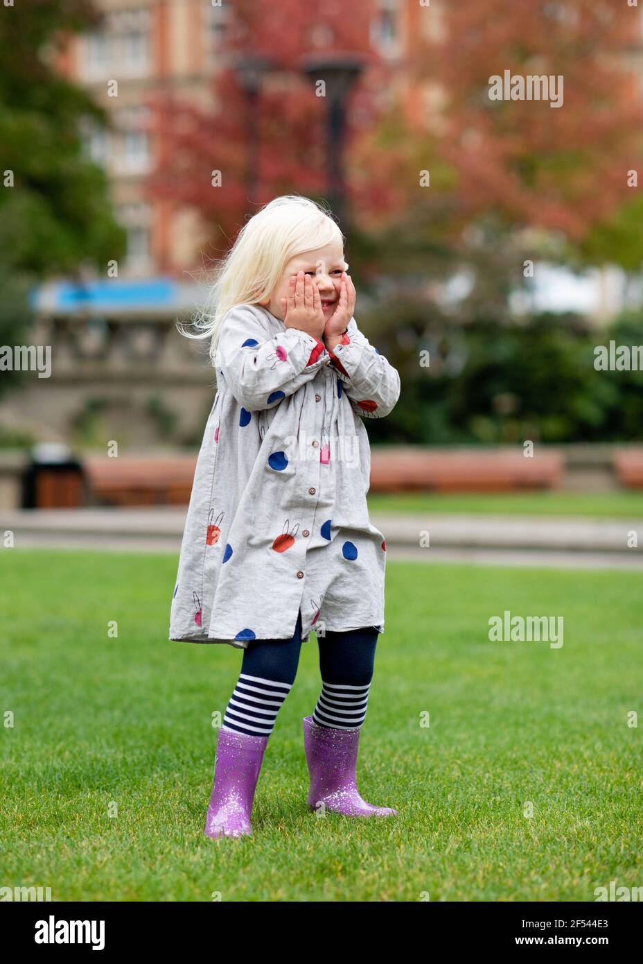 portrait d'une petite fille qui se berce et qui marche autour de chez ...