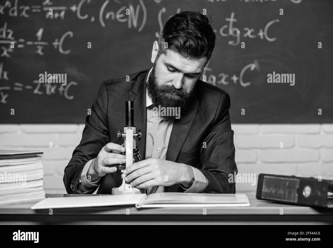 Scientifique explorant. Sur la voie du succès. Le professeur travaille ...