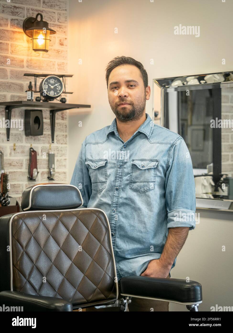 Latino barber Banque de photographies et d’images à haute résolution - Alamy