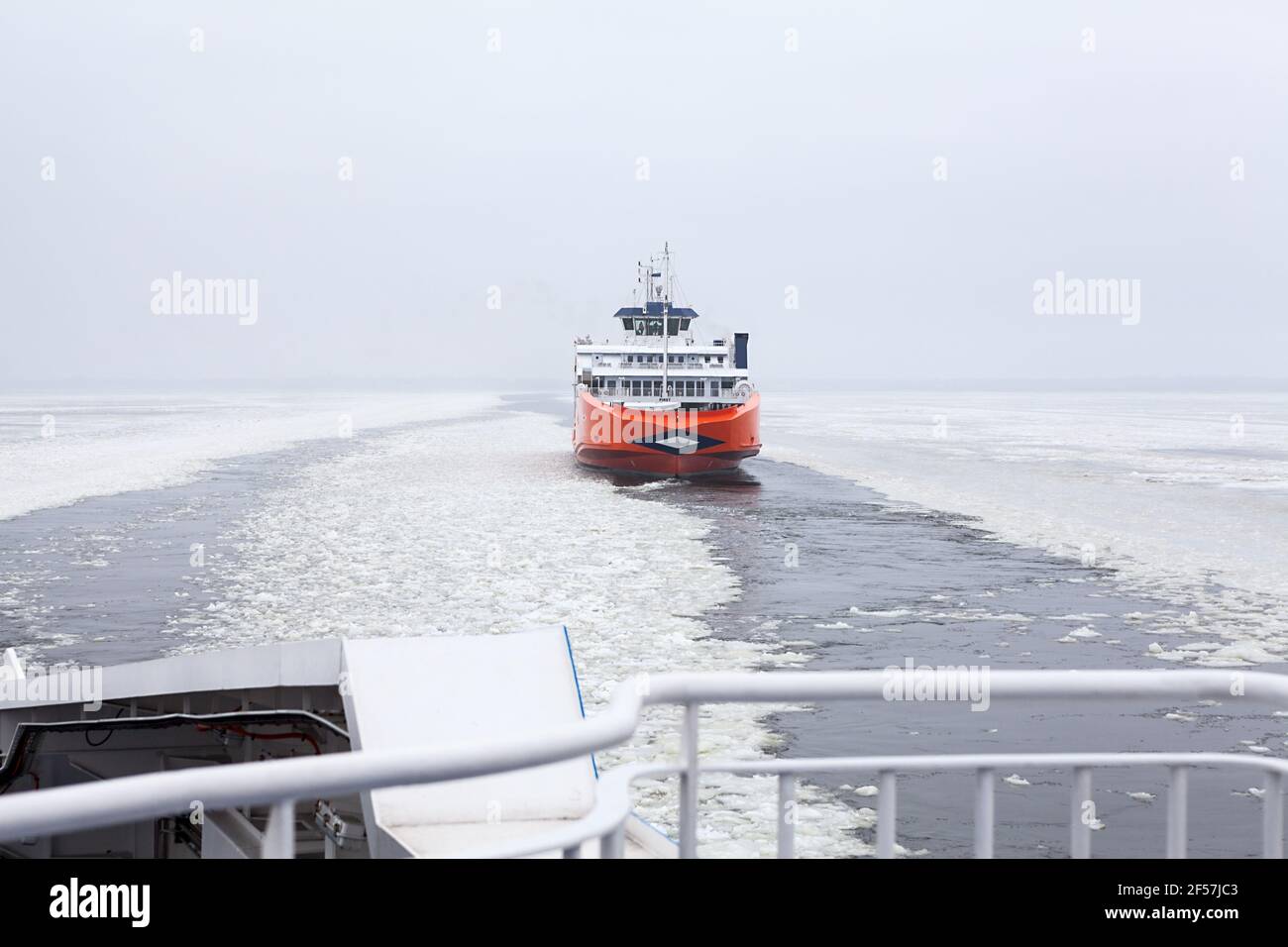 Le traversier Piret flotte à travers les flotteurs de glace dans le ...