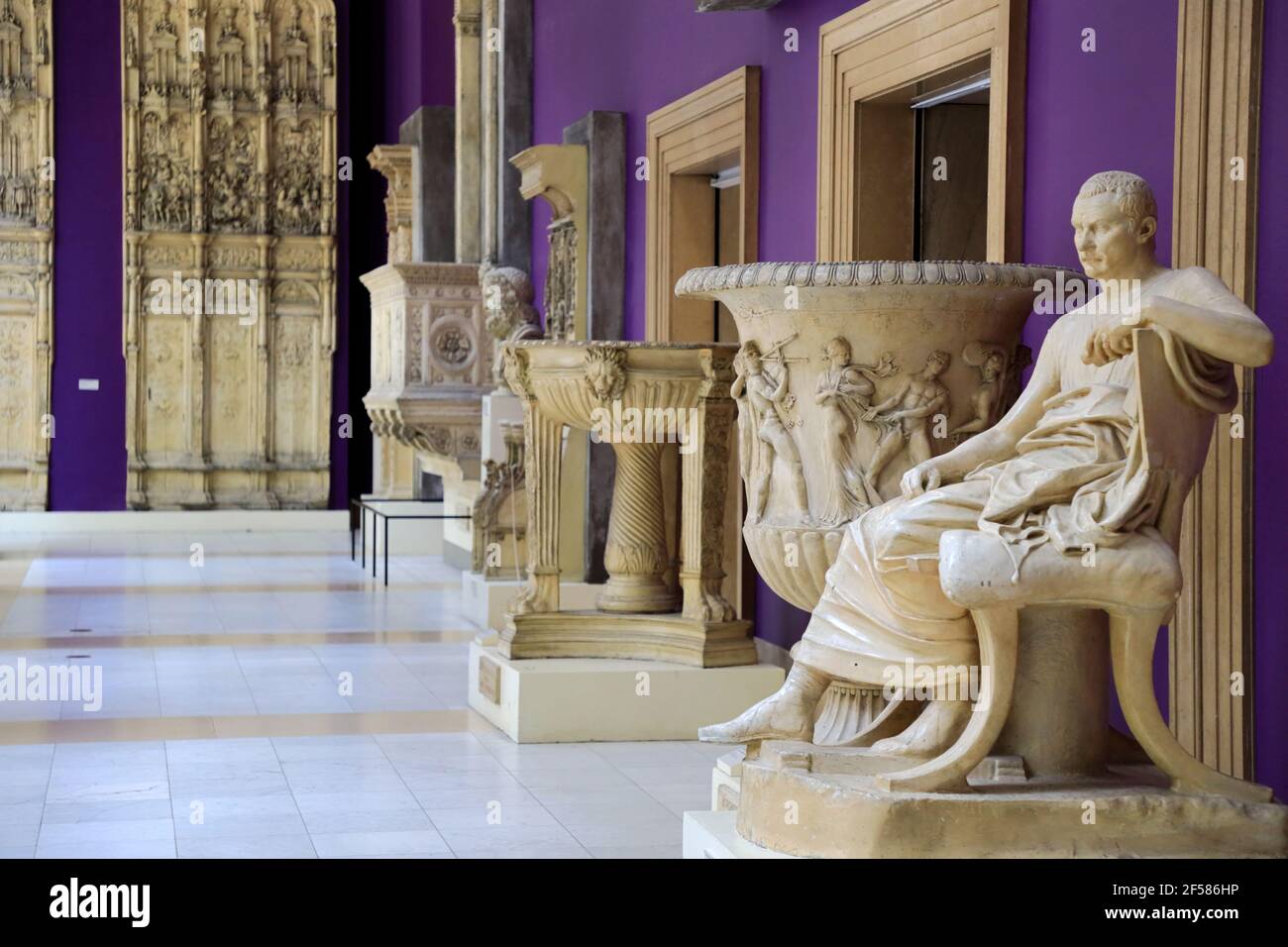 Hall de l'architecture avec des moulages en plâtre de chef-d'œuvre ...