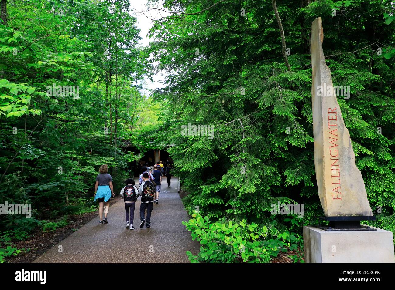 Le panneau de direction de Fallingwater House conçu par Frank Lloyd ...