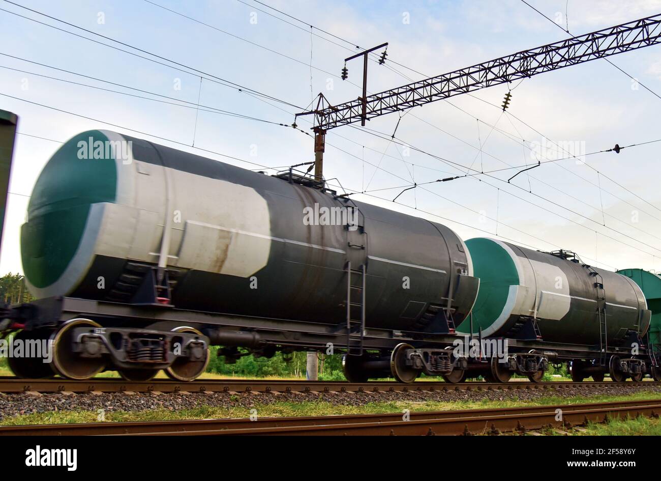 Transport de wagons-citernes GNL par rail, gaz - produits pétroliers. Propane de transport GPL ...