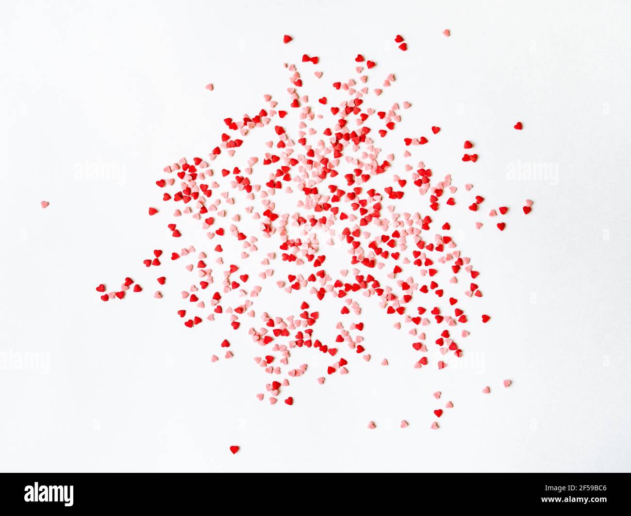 Le sucre rouge et rose saupoudrer les points et les coeurs, la ...