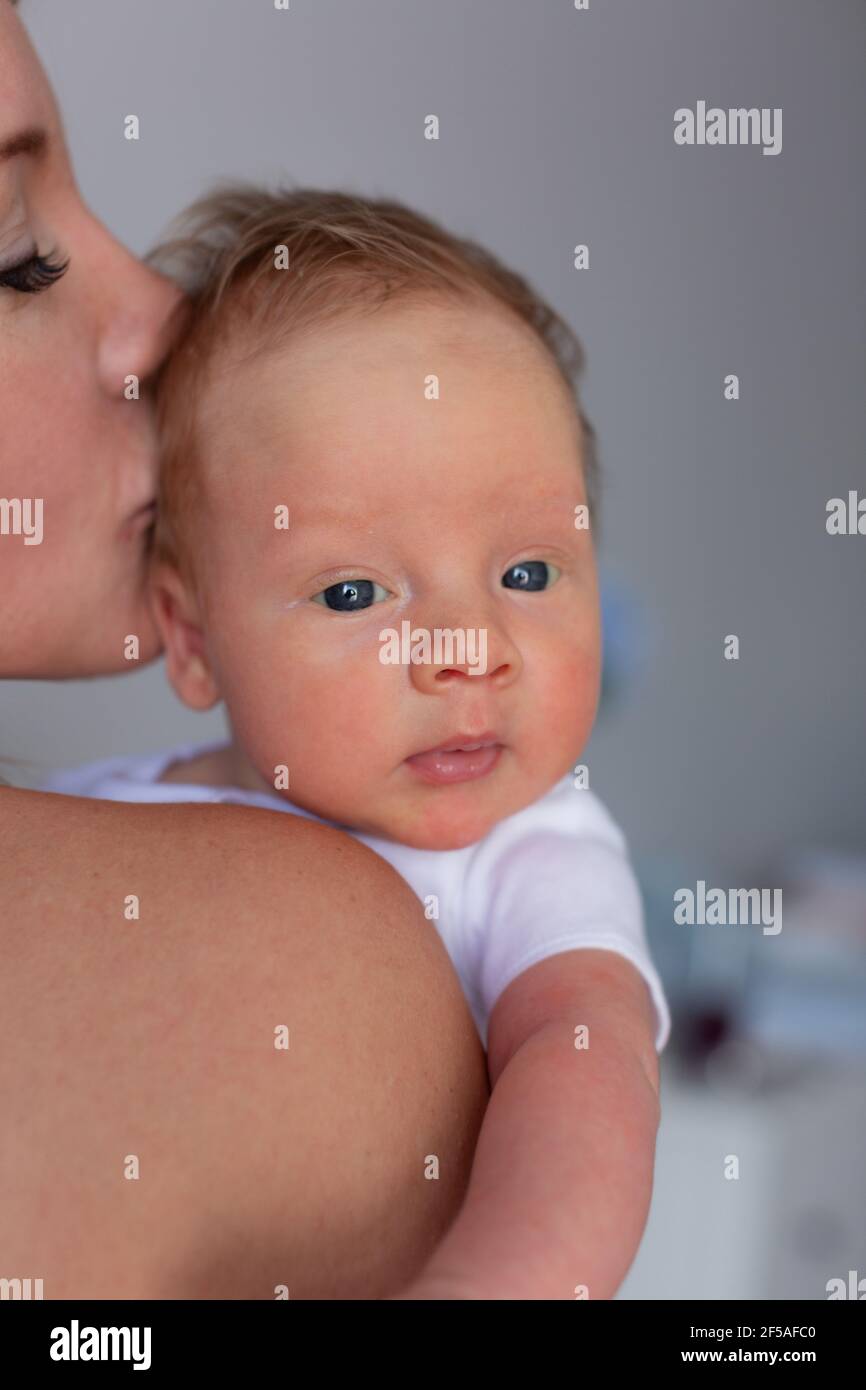 Maman Embrasse Son Enfant Banque De Photographies Et Dimages à Haute