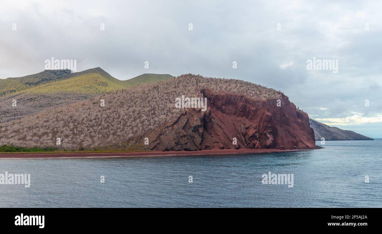 Île de Rabida paysage panoramique aérien avec plage de sable rouge ...