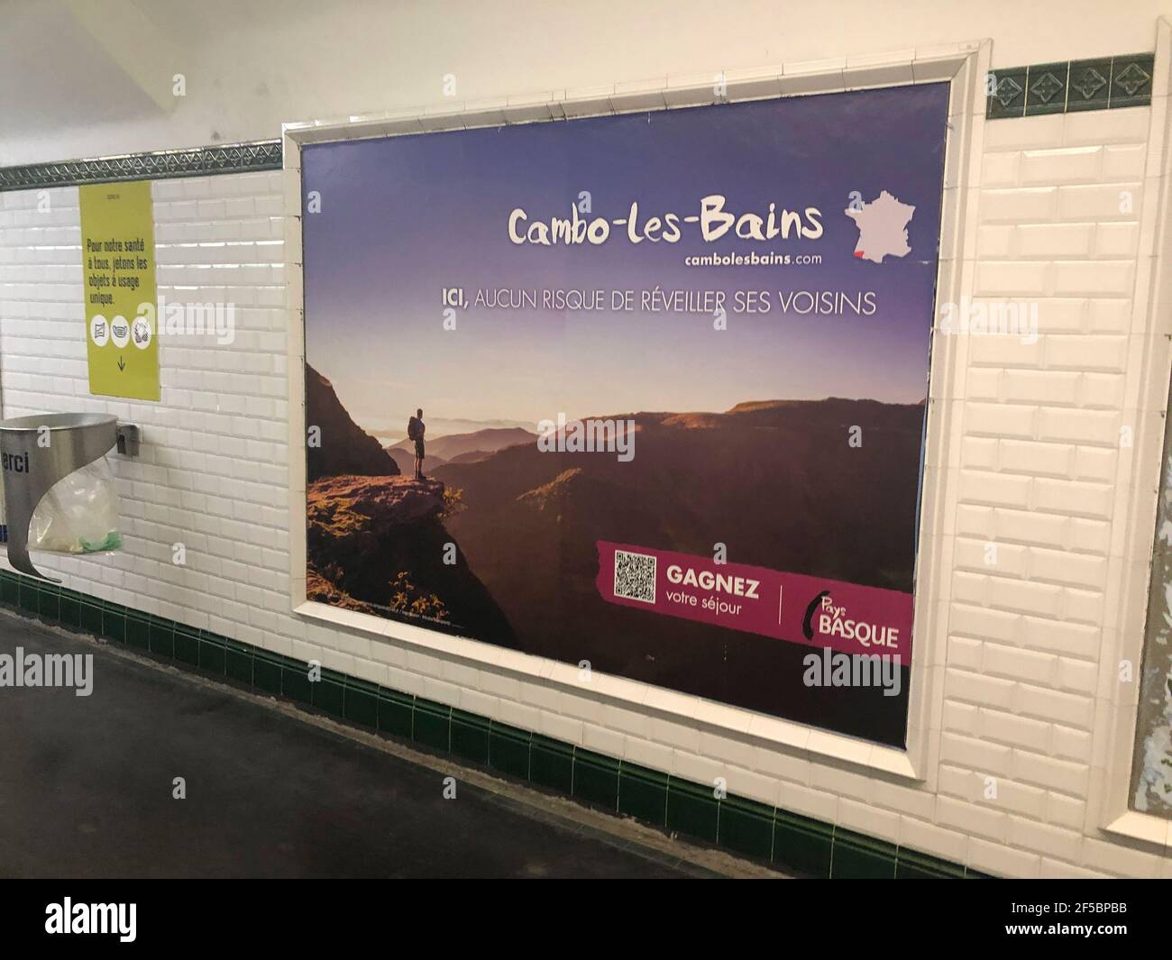 Paris, France, Paris Métro couloir avec publicité française Voyages ...