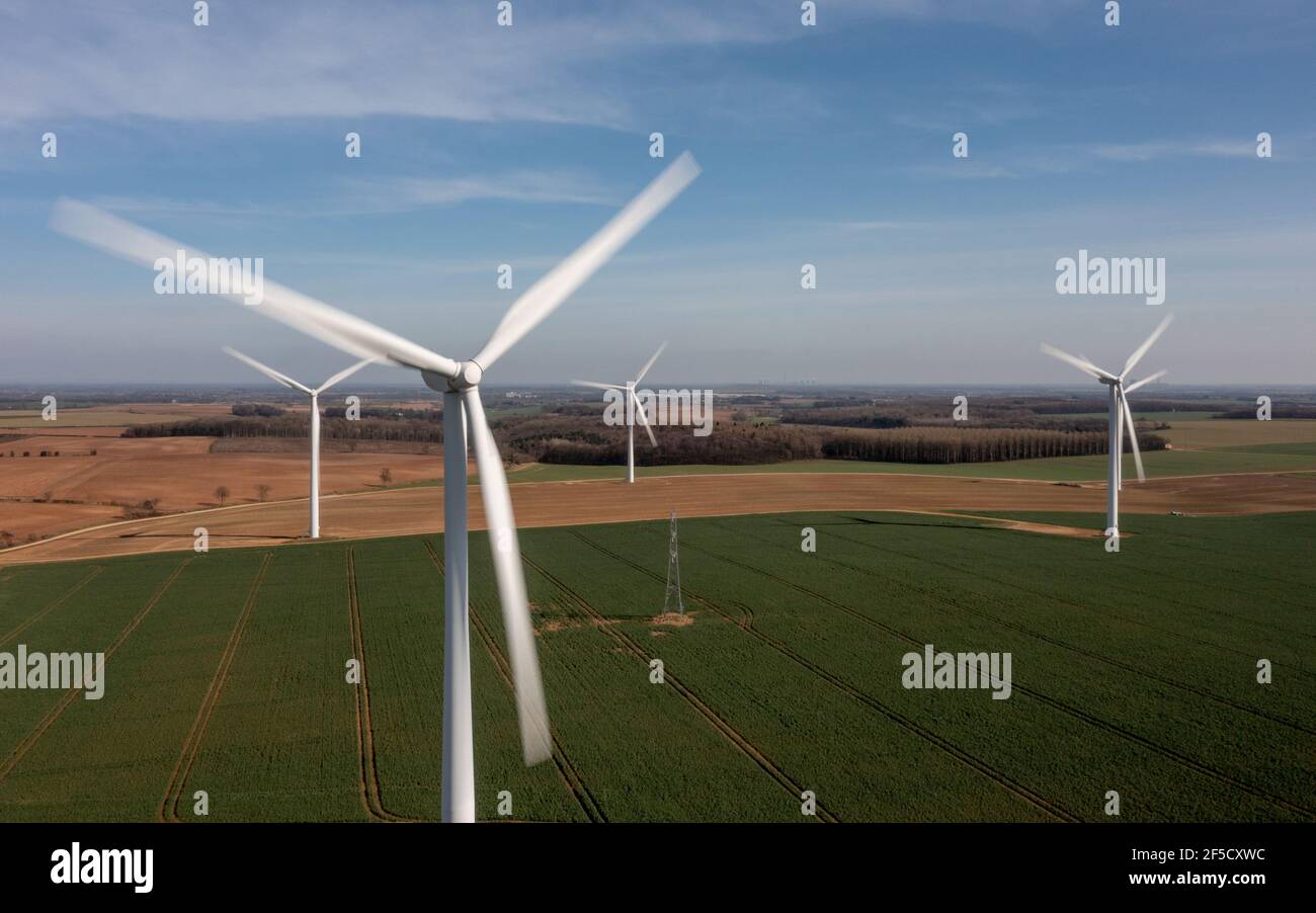 Vue aérienne d'un parc éolien sur des terres agricoles vertes avec de ...