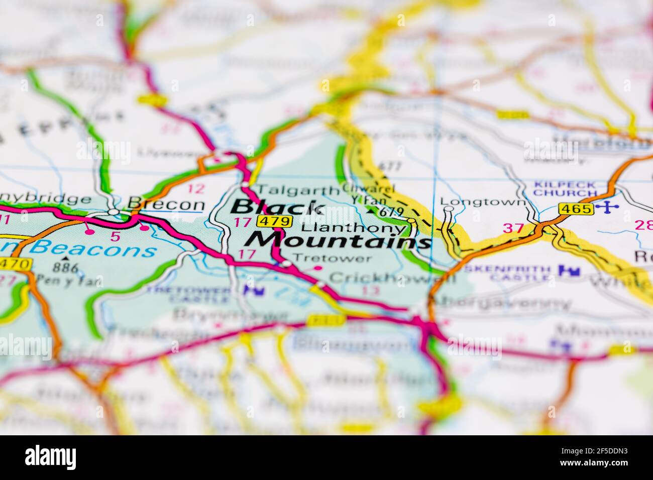 Montagnes noires sur une carte Banque de photographies et d’images à ...
