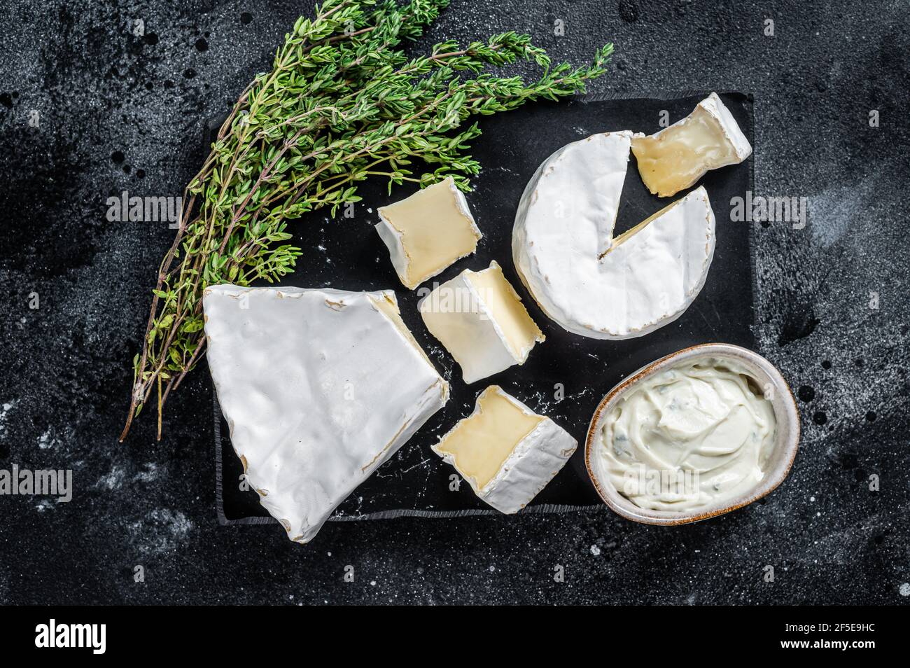 Plateau de fromages. Camembert, Brie, Gorgonzola et fromage bleu à la ...