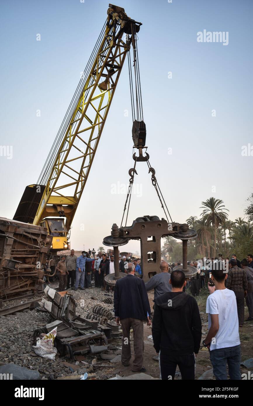 Tahta, Égypte. 26 mars 2021. Une grue enlève des parties de wagons ...