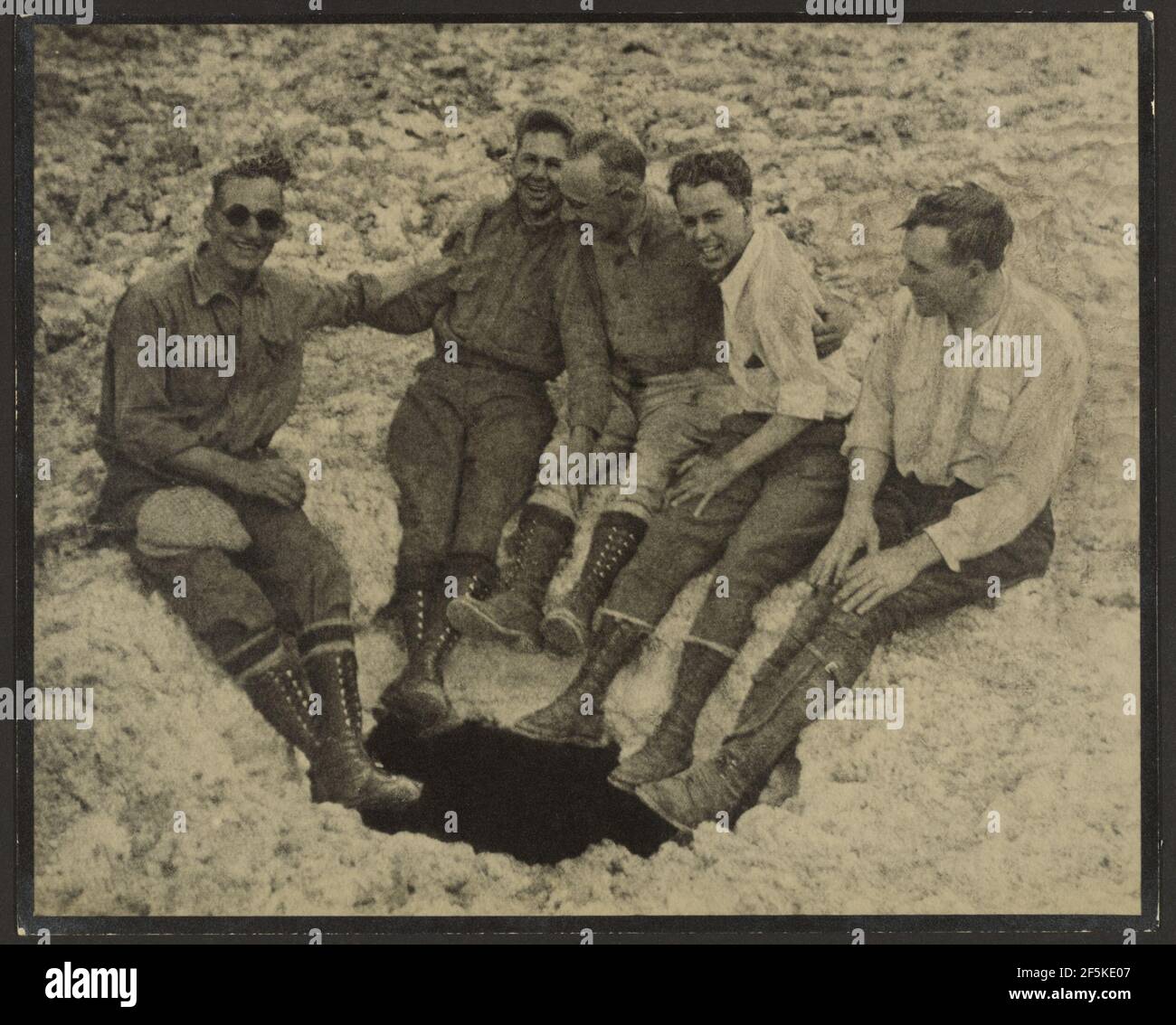 Portrait de groupe assis à l'embouchure de la grotte verticale, pic de ...