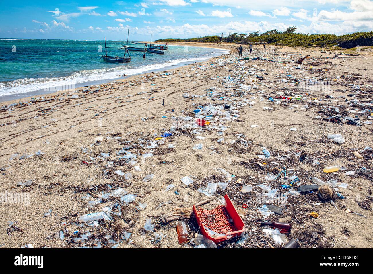 forte pollution plastique sur la plage de la mer tropicale. Déchets sur ...