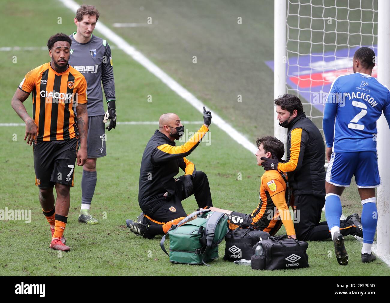L'Alfie Jones de Hull City reçoit un traitement pour une blessure lors ...
