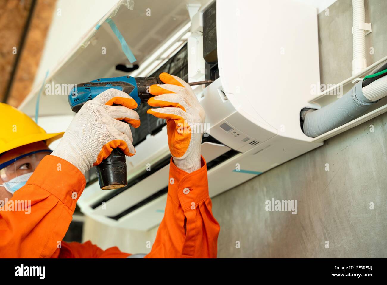 Technicien en climatisation Banque de photographies et d’images à haute ...