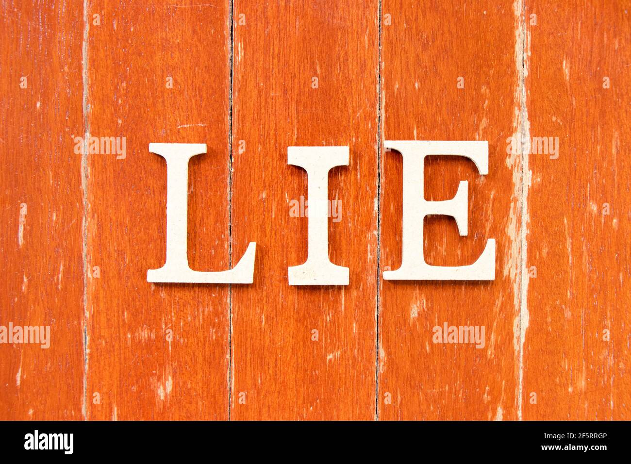 La lettre alphabétique du mot se trouve sur du bois de couleur rouge ...