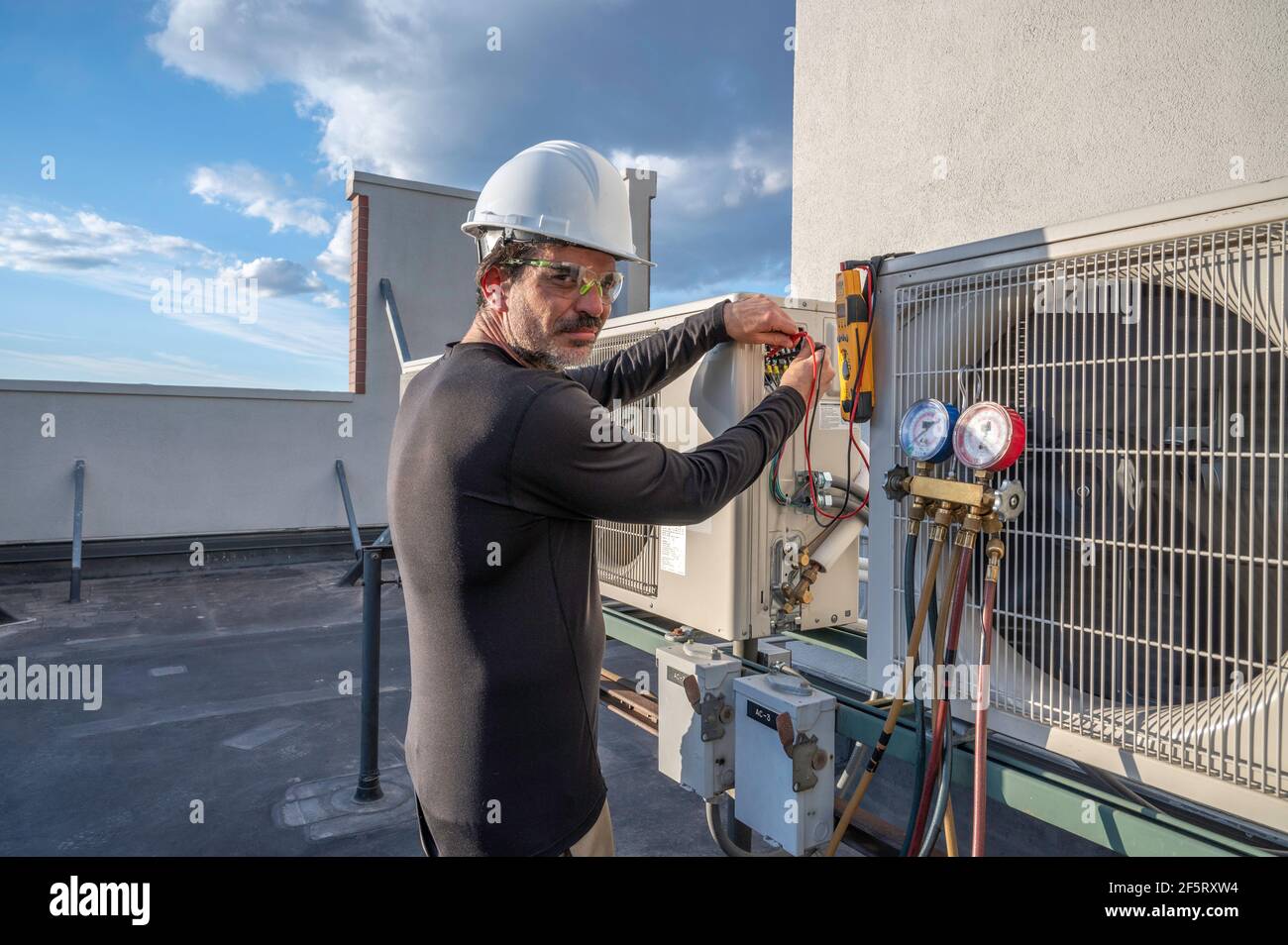 Technicien De Climatisation Banque d'image et photos - Alamy