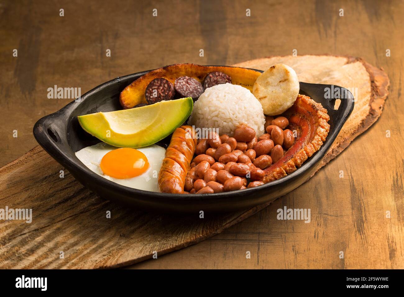 Bandeja paisa, plat typique de la région d'Antioqueña en Colombie. Il ...