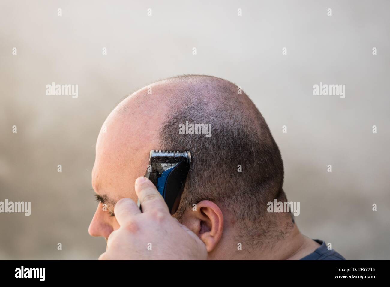 Un portrait de gros plan d'un homme roumain se raser ou se tondre ses ...