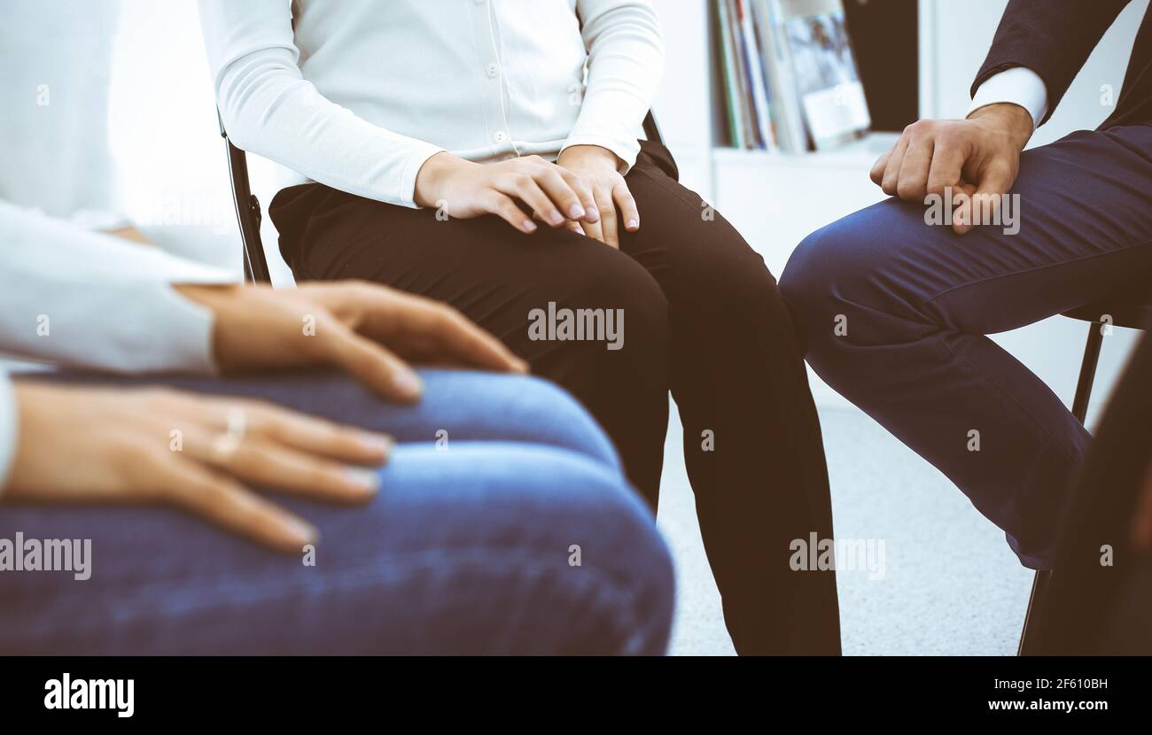 Groupe de personnes assis dans un cercle pendant la thérapie au bureau ...