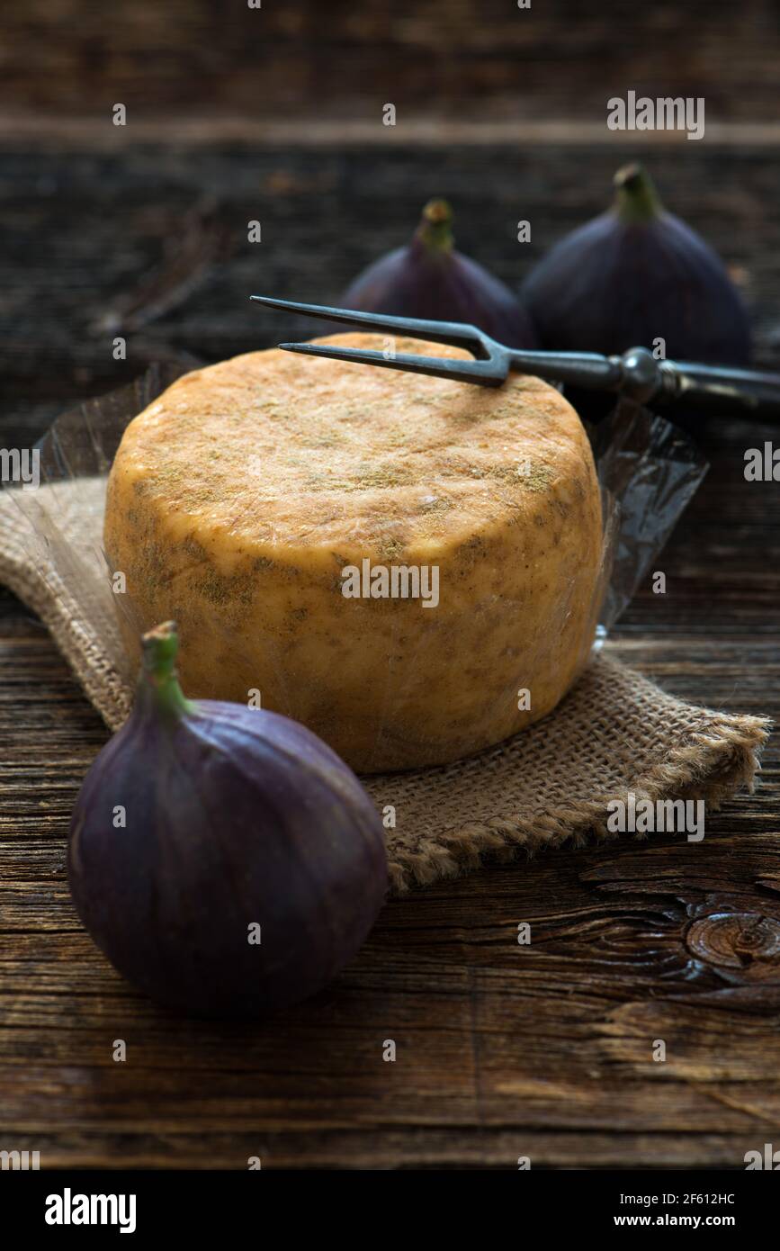 Fromage au lait cru Banque de photographies et d’images à haute ...